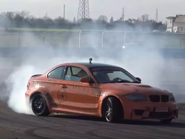 Um BMW 1M com o V10 de um M5 é construído para matar os pneus 88612_1