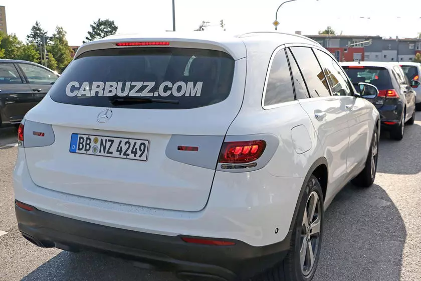 Mercedes GLC Facelift Çok Az Kamuflajla Yakalandı 88613_11