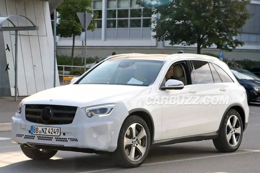 Mercedes GLC Facelift Çok Az Kamuflajla Yakalandı 88613_2