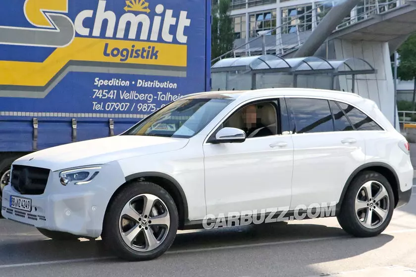 Facelift Mercedes GLC catturato con pochissima mimetica 88613_3