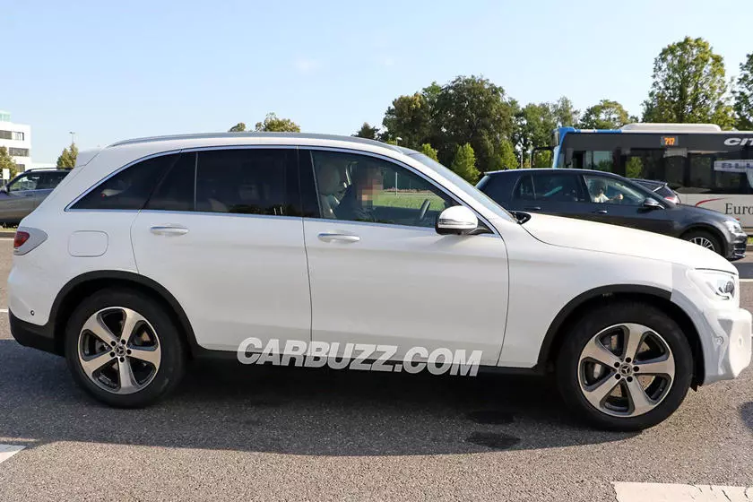 Facelift Mercedes GLC catturato con pochissima mimetica 88613_9