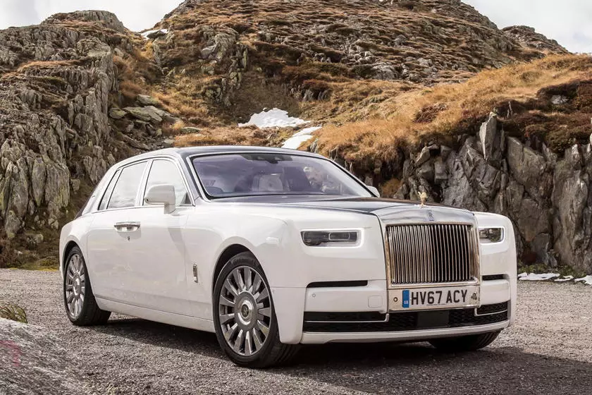 ទិដ្ឋភាពខាងមុខរថយន្ត Rolls-Royce Phantom ឆ្នាំ 2018-2019