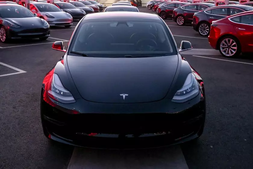 Vista frontal del modelo 3 de Tesla 2017-2019