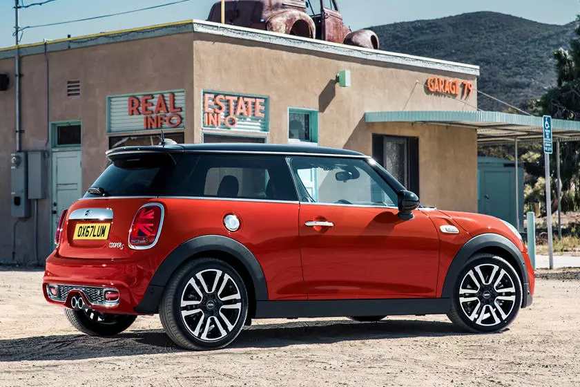 2019-2020 Mini Cooper Hardtop vista posteriore angolare