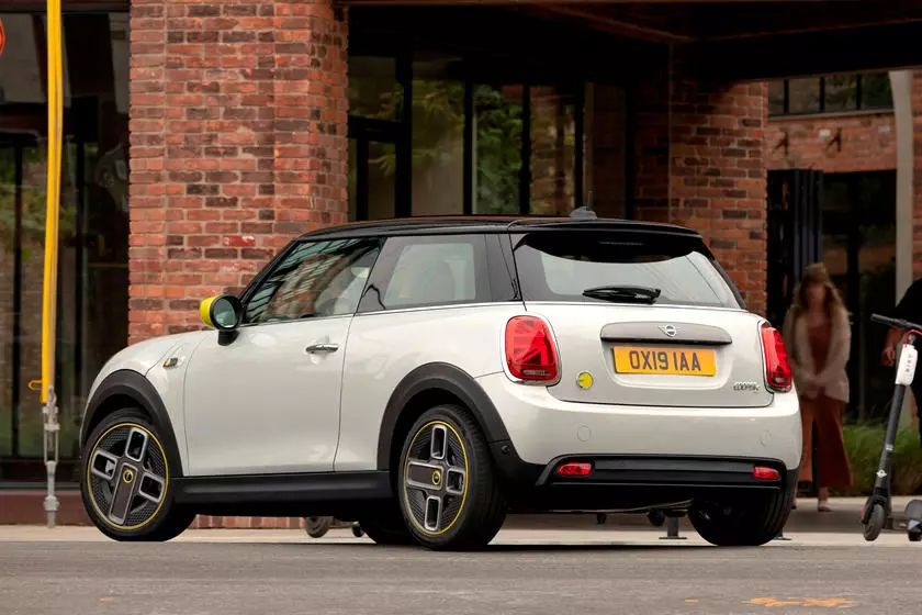 2020 MINI Cooper Hardtop elettrico vista posteriore angolare