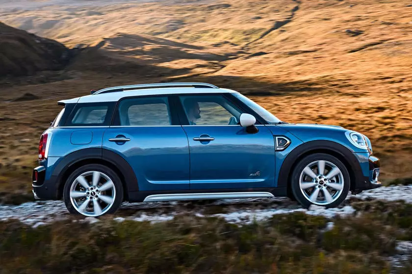 2017-2020 MINI Cooper Countryman Side View Driving