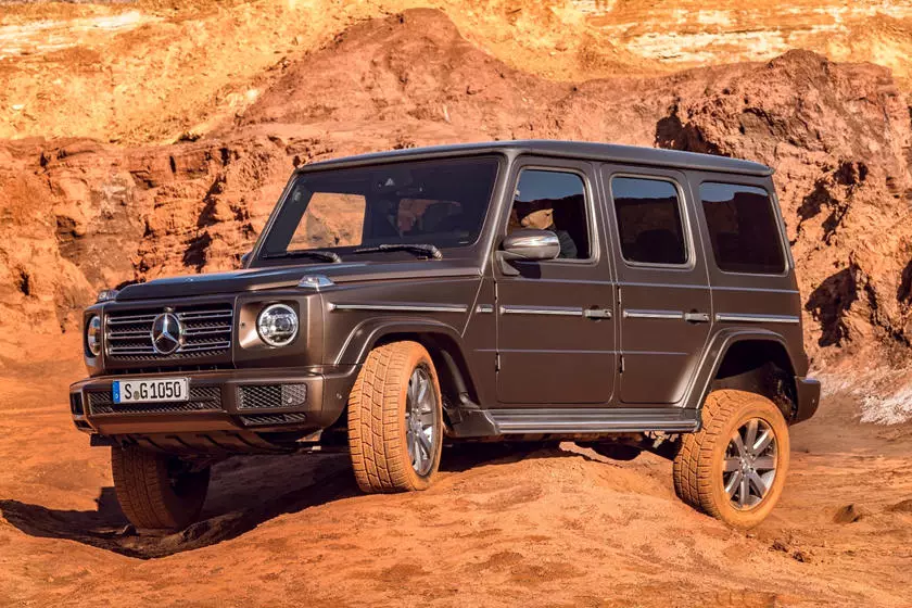 2019-2020 Mercedes-Benz G-Class G550 Возење со преден поглед