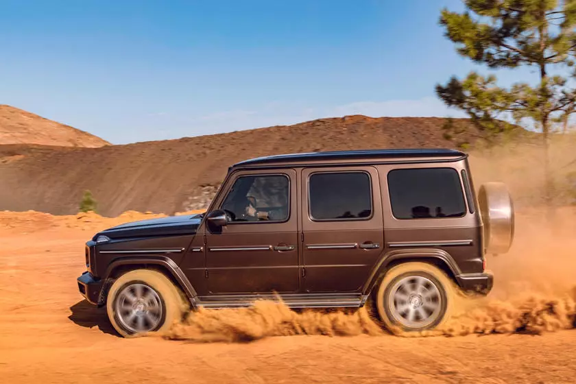 2019-2020 Mercedes-Benz G-Class G550 Возење со страничен поглед