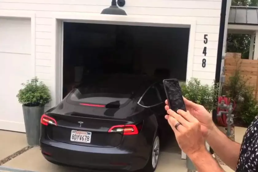 Tesla Model 3 Naha Wê Bi Xwe Bikişîne Garajê 89380_1