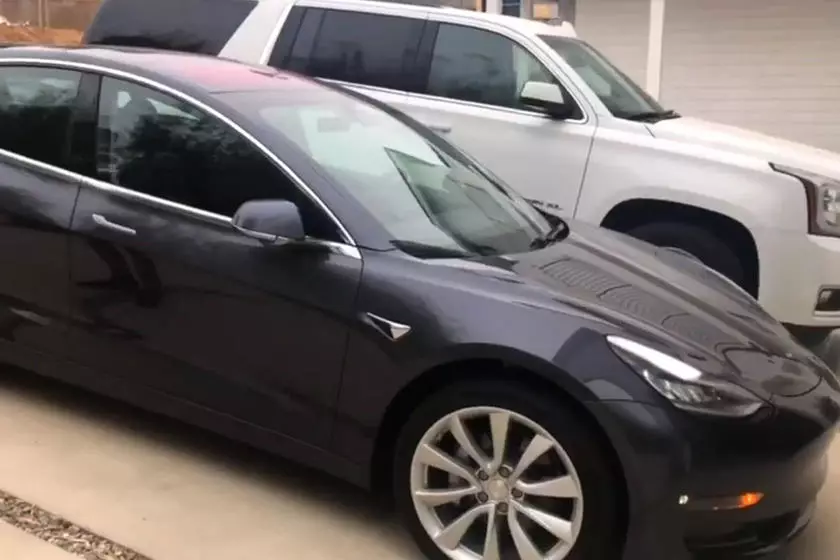 Tesla Model 3 zieht jetzt von alleine in die Garage 89380_3