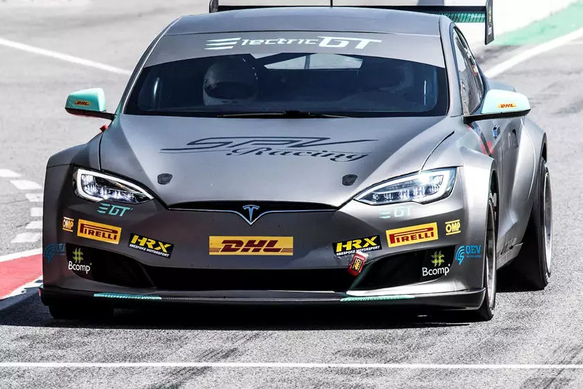 Гледајте како Тиф Нидел го зема тркачкиот автомобил Tesla Model S за вртење 89594_3