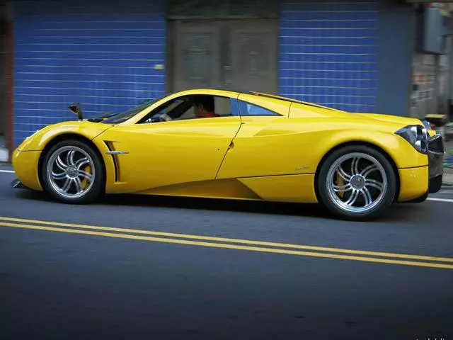 一個 15 歲的孩子擁有這輛黃色帕加尼 Huayra 90086_1