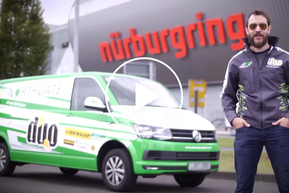 Një transportues VW sapo ka thyer pengesën dhjetëminutëshe në Nurburgring