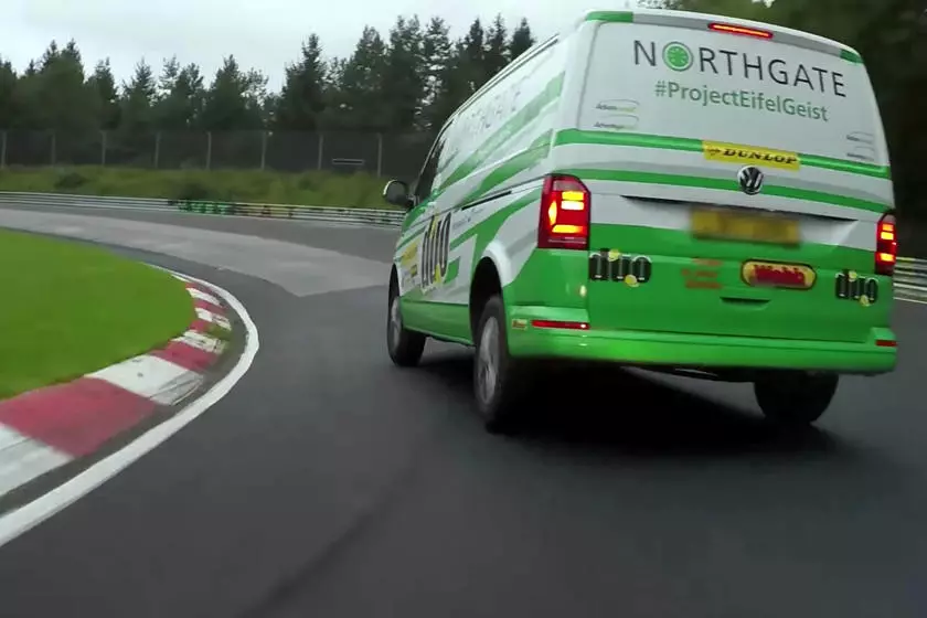 Een VW-transporter heeft net de barrière van tien minuten op de Nürburgring doorbroken 90213_3