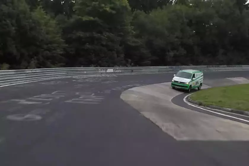 Nabasag lang ng isang VW Transporter ang Sampung Minutong Harang Sa Nurburgring 90213_7