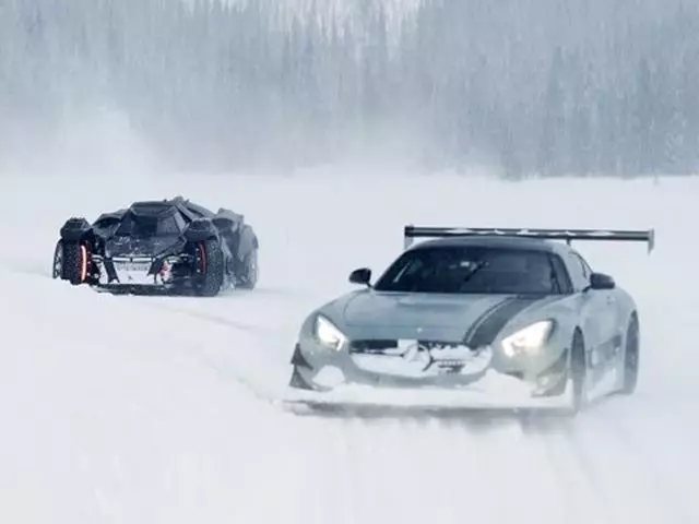 Trôi siêu xe và xe Batmobile trong tuyết trông rất thú vị 90229_1