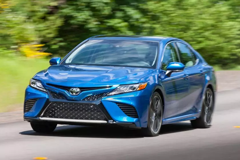 Toyota Camry 2018-2020, tres cuartos, vista lateral delantera izquierda en movimiento