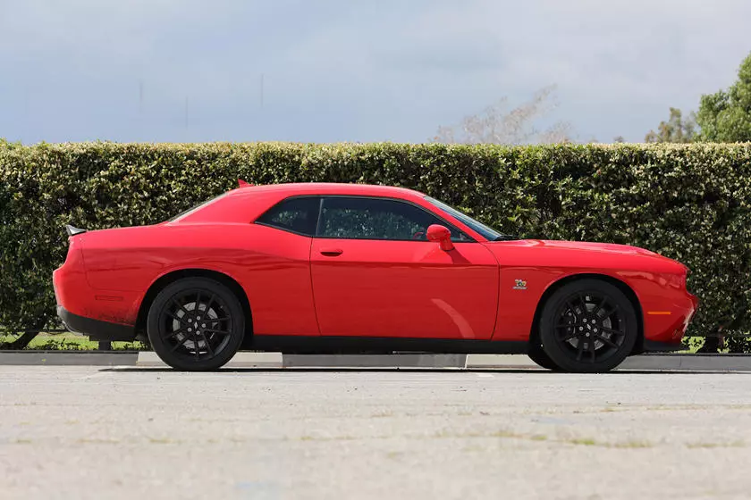 Dodge Challenger R/T Scat Pack 1320 ڈریگ ایکشن کے لیے بھیک مانگ رہا ہے۔ 90241_2