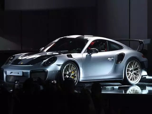 לְהַבִּיט! פורשה 911 GT2 RS המפוארת נחשפה 905_1