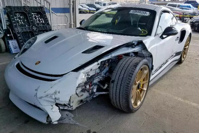 మొత్తం కొత్త పోర్స్చే 911 GT3 RS కేవలం 142 మైళ్లు మాత్రమే కొనసాగింది 90649_1