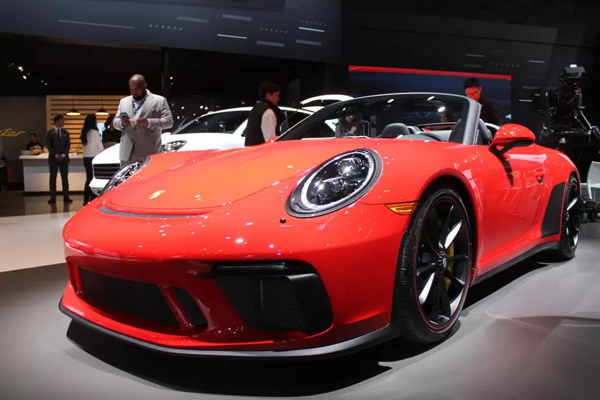 ทำลายการจราจรในอดีตด้วยรถปอร์เช่ 911 Speedster 500-HP อันตระการตา 90690_1