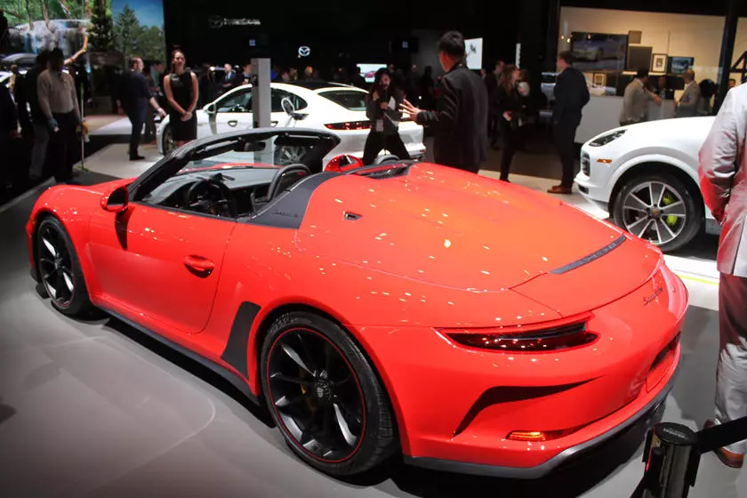 在保時捷令人眼花繚亂的 500-HP 911 Speedster 中爆炸過去的交通 90690_2