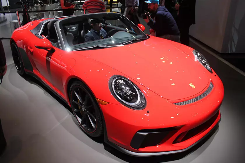 ያለፈ ያለፈ ትራፊክ በፖርሽ አስደናቂ 500-HP 911 ስፒድስተር 90690_3