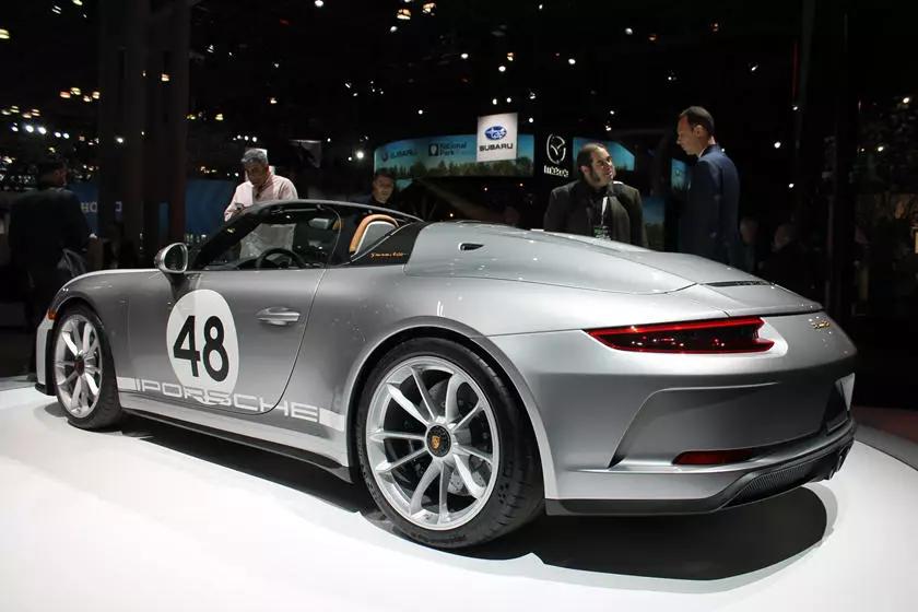 पोर्शको चमकदार 500-HP 911 स्पीडस्टरमा विगतको ट्राफिक विस्फोट 90690_6