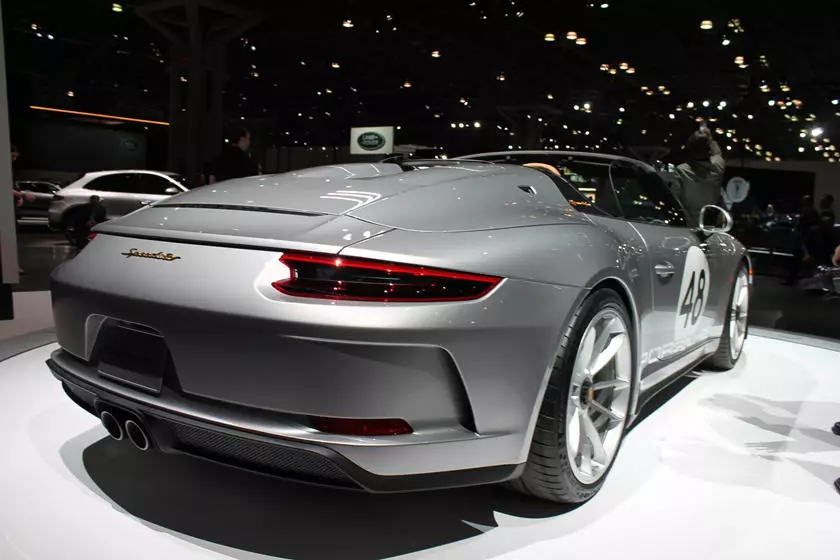 पोर्शको चमकदार 500-HP 911 स्पीडस्टरमा विगतको ट्राफिक विस्फोट 90690_8