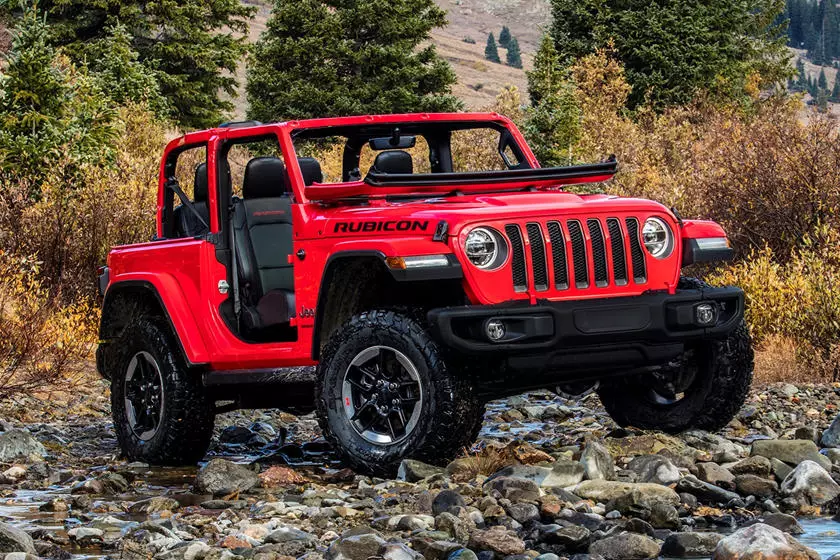 Vista d'angle frontal del Jeep Wrangler 2018-2021