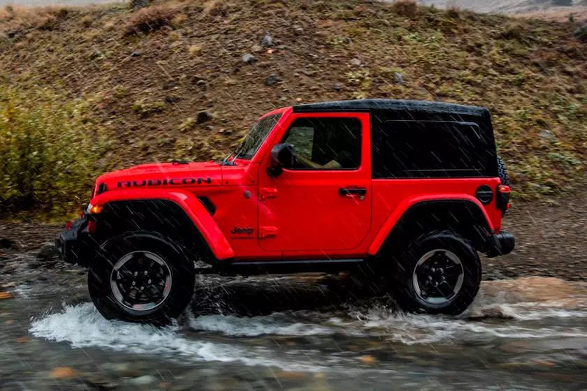 Conducció de vista lateral del Jeep Wrangler 2018-2021