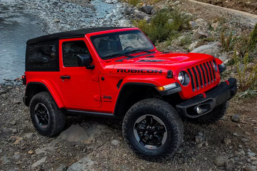 Vista d'angle frontal del Jeep Wrangler 2018-2021