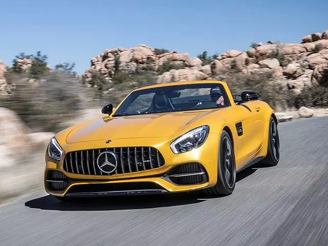 I-Mercedes-AMG Ibuyekeza Wonke Umndeni We-GT Ngosuku Lokuzalwa Lweminyaka engama-50 90790_1