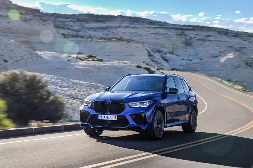 2020-2021 BMW X5 M अगाडि दृश्य ड्राइभिङ