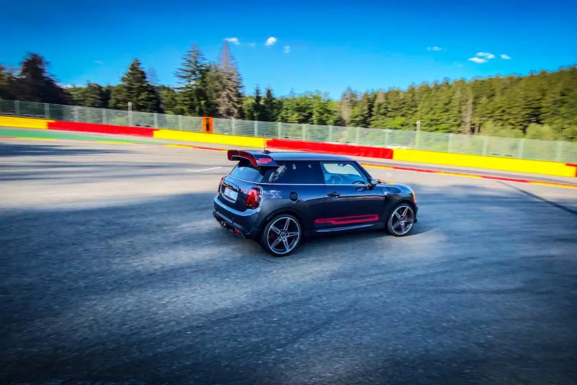 AC Schnitzer သည် Mini John Cooper ၏ GP ကို ပို၍ပင်ပူလောင်စေသည်။ 90837_10