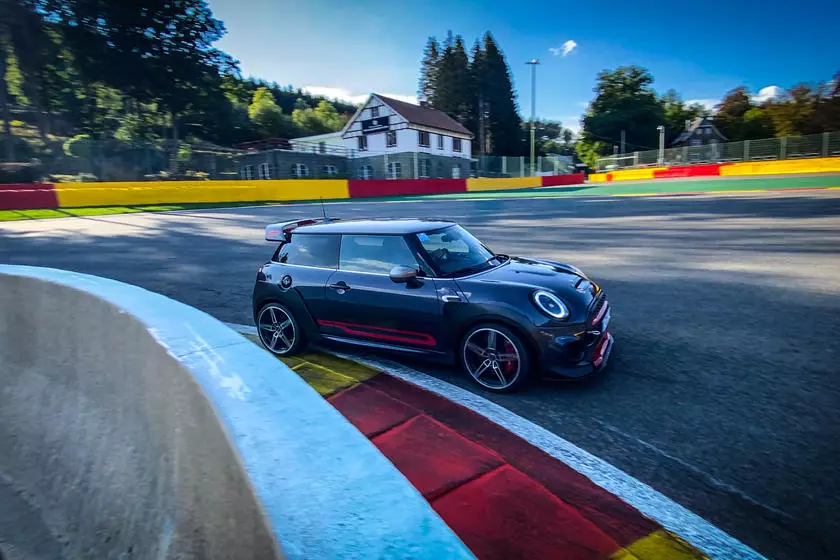 AC Schnitzer သည် Mini John Cooper ၏ GP ကို ပို၍ပင်ပူလောင်စေသည်။ 90837_11