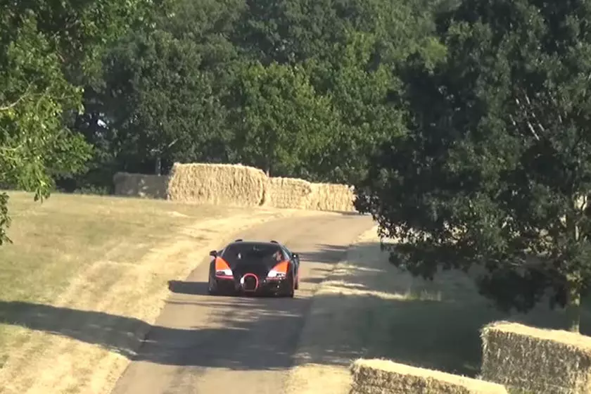 Guarda Una Bugatti Veyron Grand Sport Vitesse posa le ciambelle su un campo da rally 90848_2