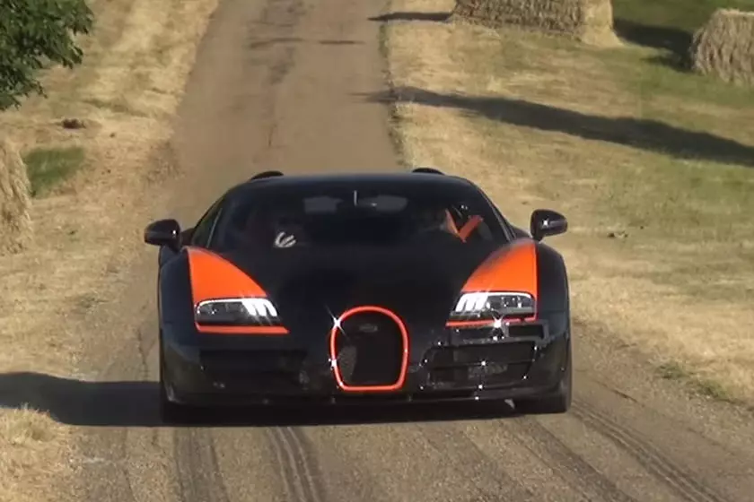 Žiūrėkite, kaip „Bugatti Veyron Grand Sport Vitesse“ deda spurgas ralio trasoje 90848_3