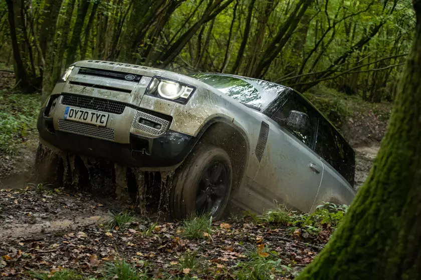 Land Rover Defender 2020-2021, вид спереди, за рулем