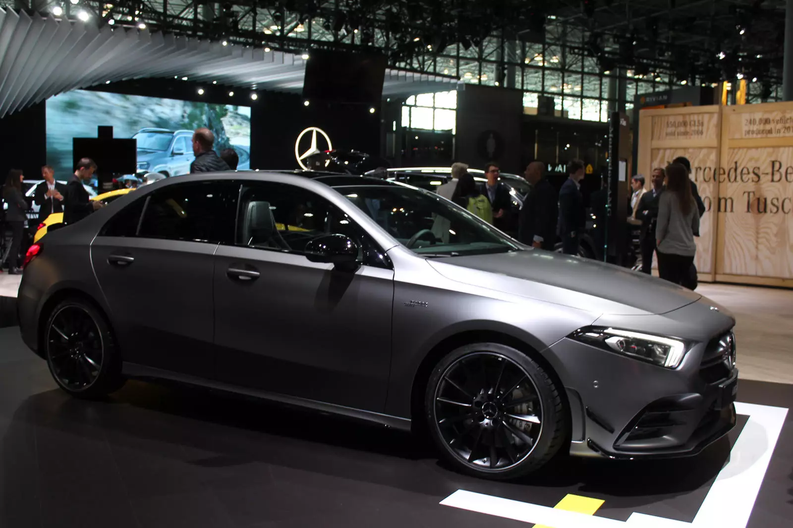 2020 Mercedes A35 AMG Sparkles A cikin Karfe