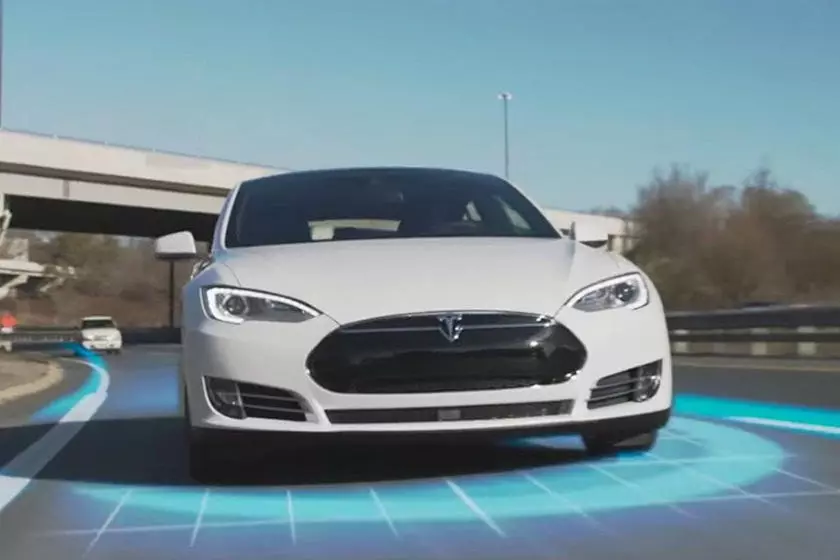 Varför inaktiverar den senaste Tesla-programuppdateringen autopiloten för vissa ägare? 91048_1