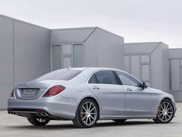 Munthu Wotchukayu Anangomubera Mercedes Yake ya AMG Pamalo Okwana Gasi 91109_2