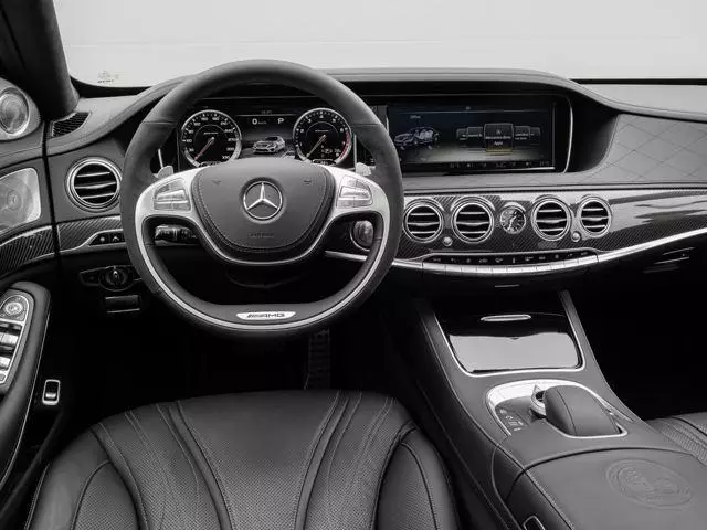 Selebriti Ini Baru Saja Mercedes AMG-nya Dicuri Di SPBU 91109_3