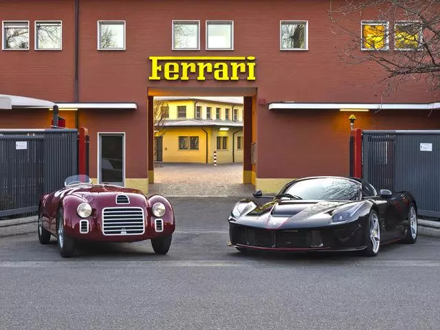 LaFerrari Aperta stellt die erste Ferrari-Fahrt durch die Tore von Maranello nach 91451_1