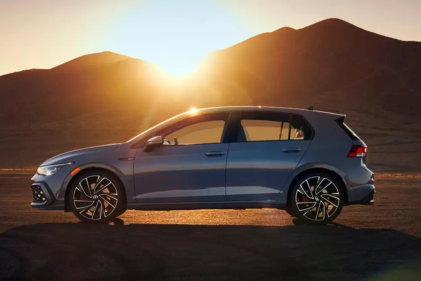 2022 Volkswagen Golf GTI First Look Recenzija: 245-HP of Awesome 9164_15