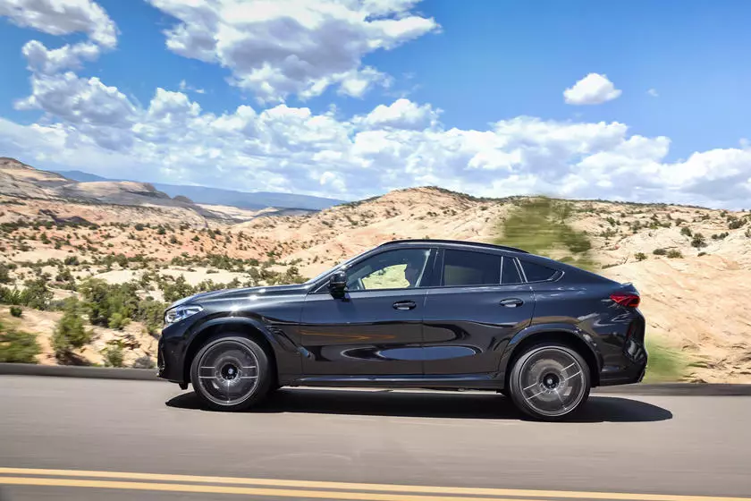 2020 BMW X6 M Yon ko'rinishdagi haydash