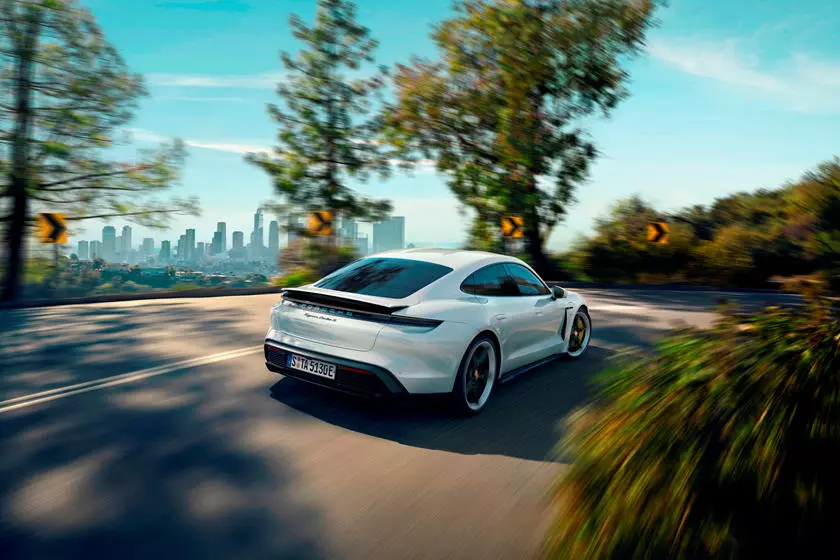 2020-2021 Porsche Taycan রিয়ার ভিউ ড্রাইভিং