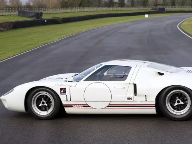 Parduodamas įspūdingas „Ford GT40“ lenktyninis automobilis 91863_1