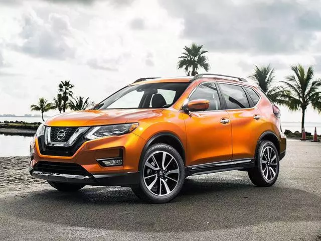 2017 Nissan Rogue ma niższą cenę niż sedan klasy podstawowej 921_2