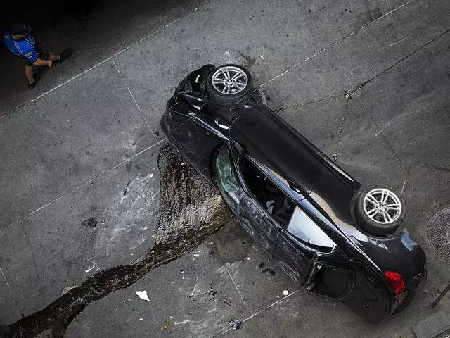 Footage pikasieuneun nembongkeun BMW terjun Pareum Garasi Parkir Multi-Storey 92281_1